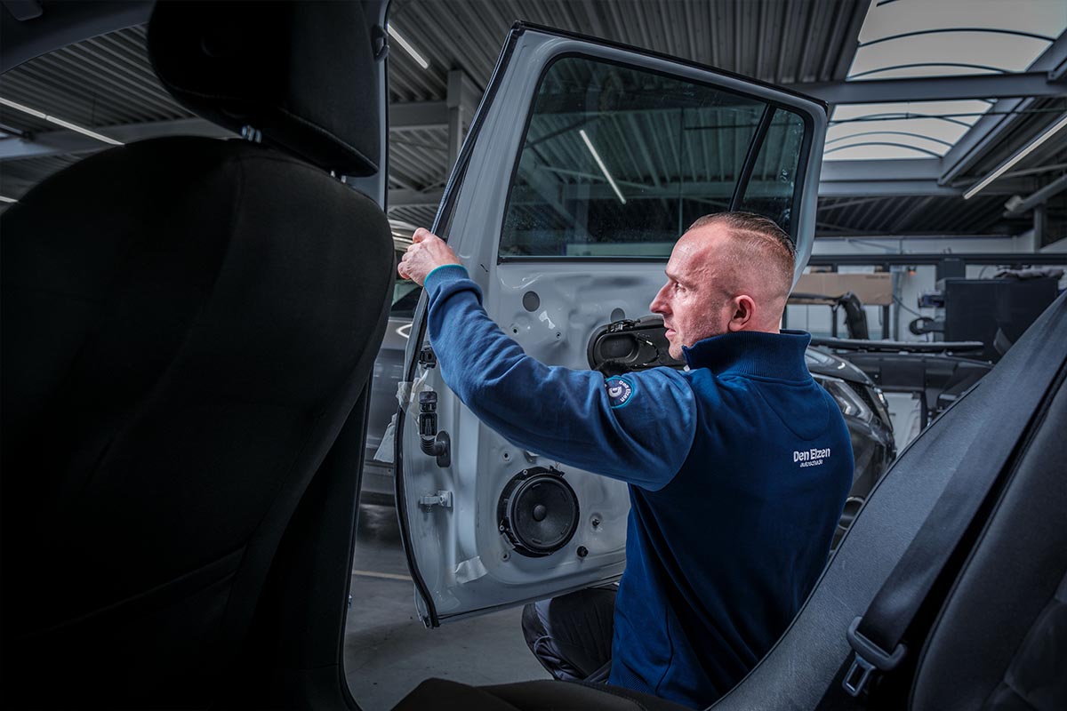 Wat doet een plaatwerker bij Den Elzen? - Den Elzen Autoschade